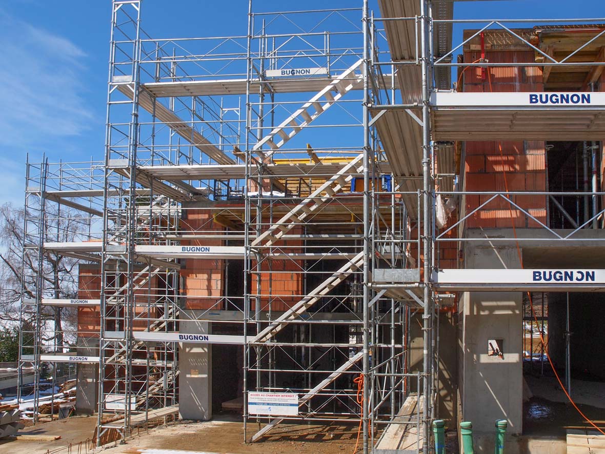 Echafaudages pour la construction de villas à la route des Misets à ...
